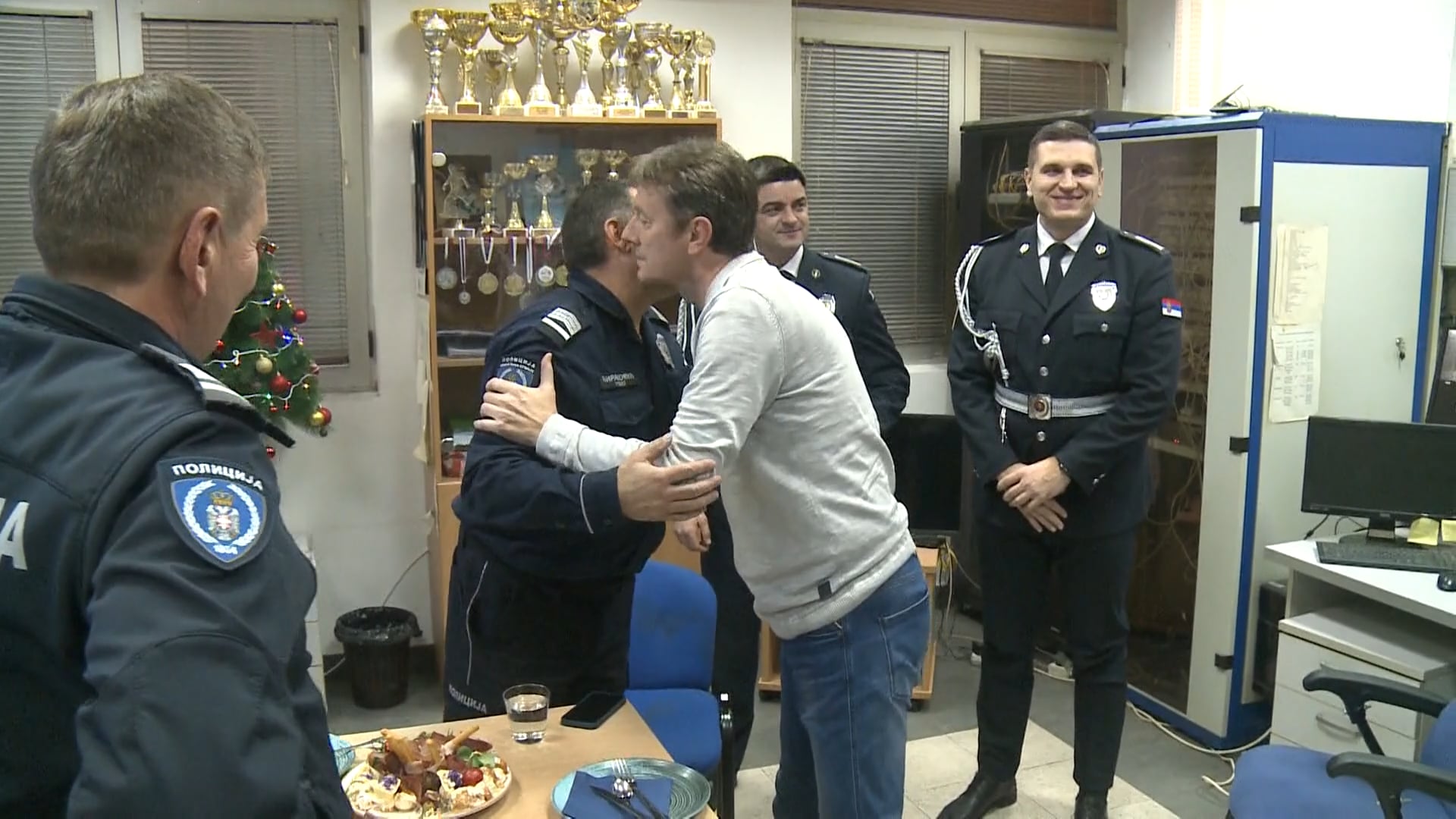 Predsednik opštine Ub Novu godinu dočekao sa pripadnicima MUP-a - RTV ...