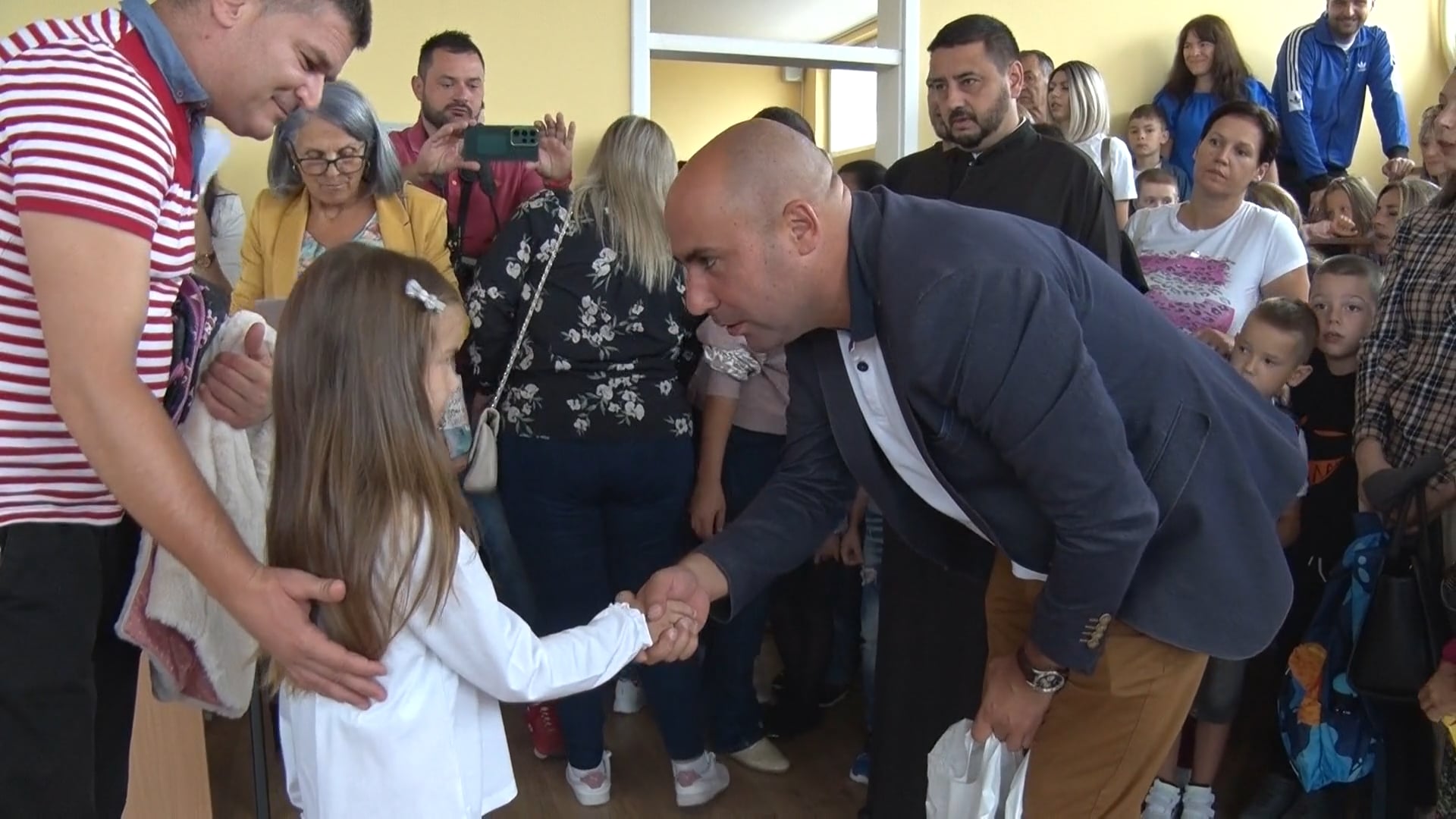 Predsednik opštine Lajkovac uručio poklone đacima prvacima - RTV City UB