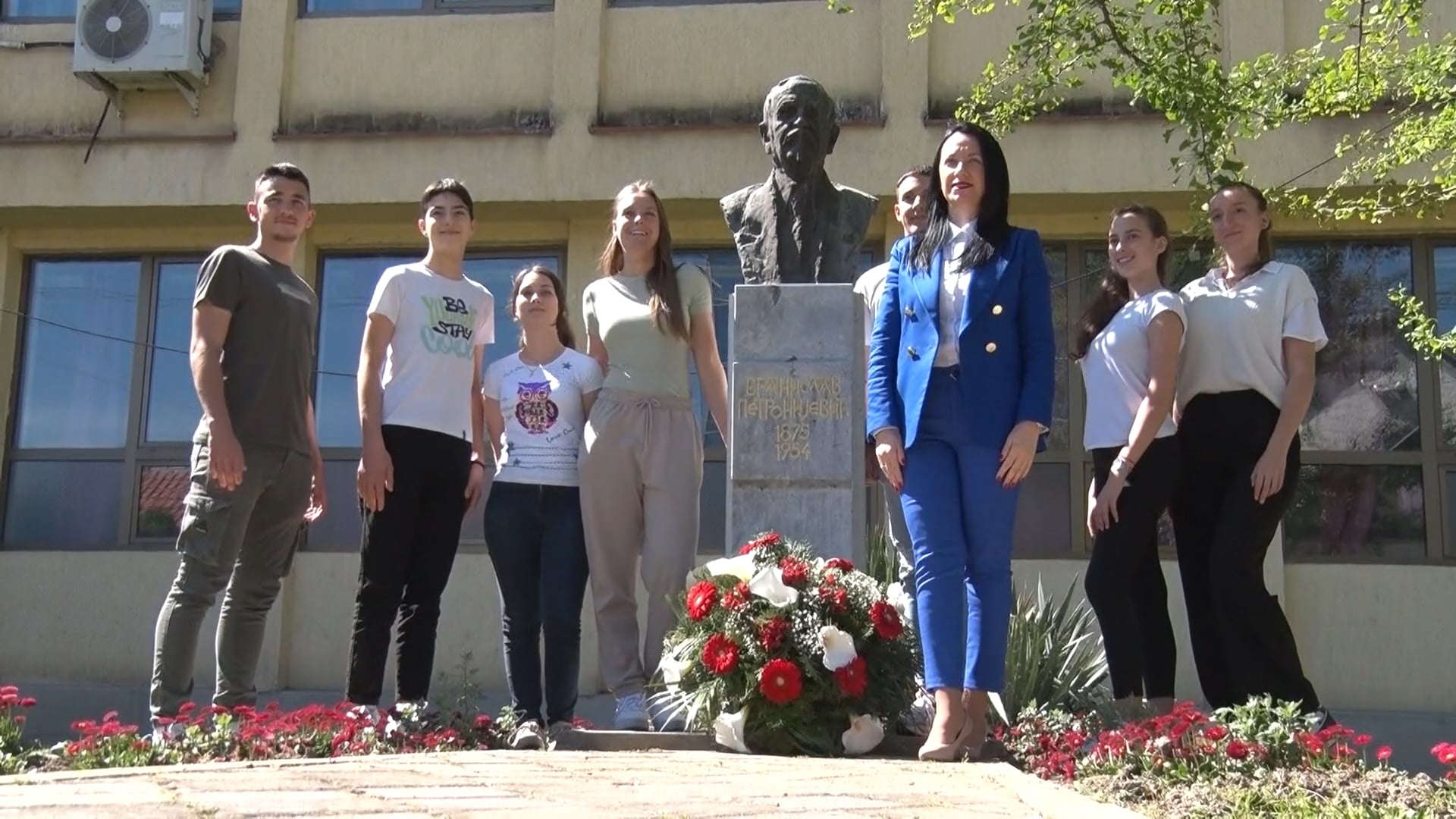 Učenici Gimnazije položili cveće na spomen-bistu Branislava ...